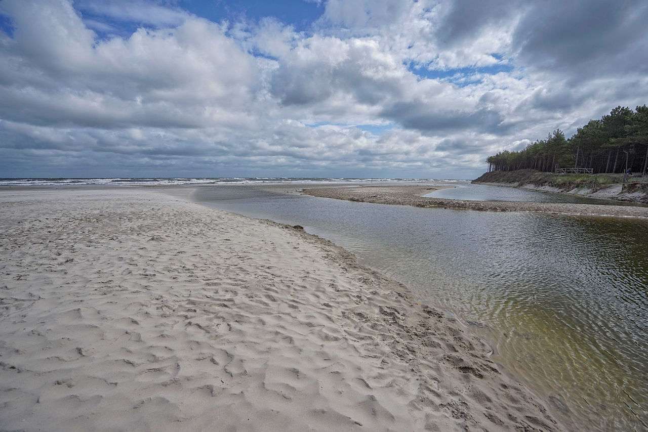 Picturesque river on the beach - online puzzle