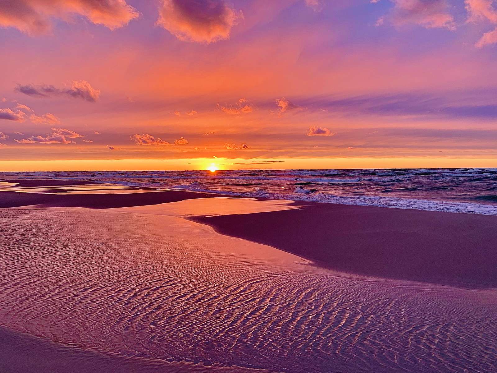 Picturesque river on the beach - online puzzle