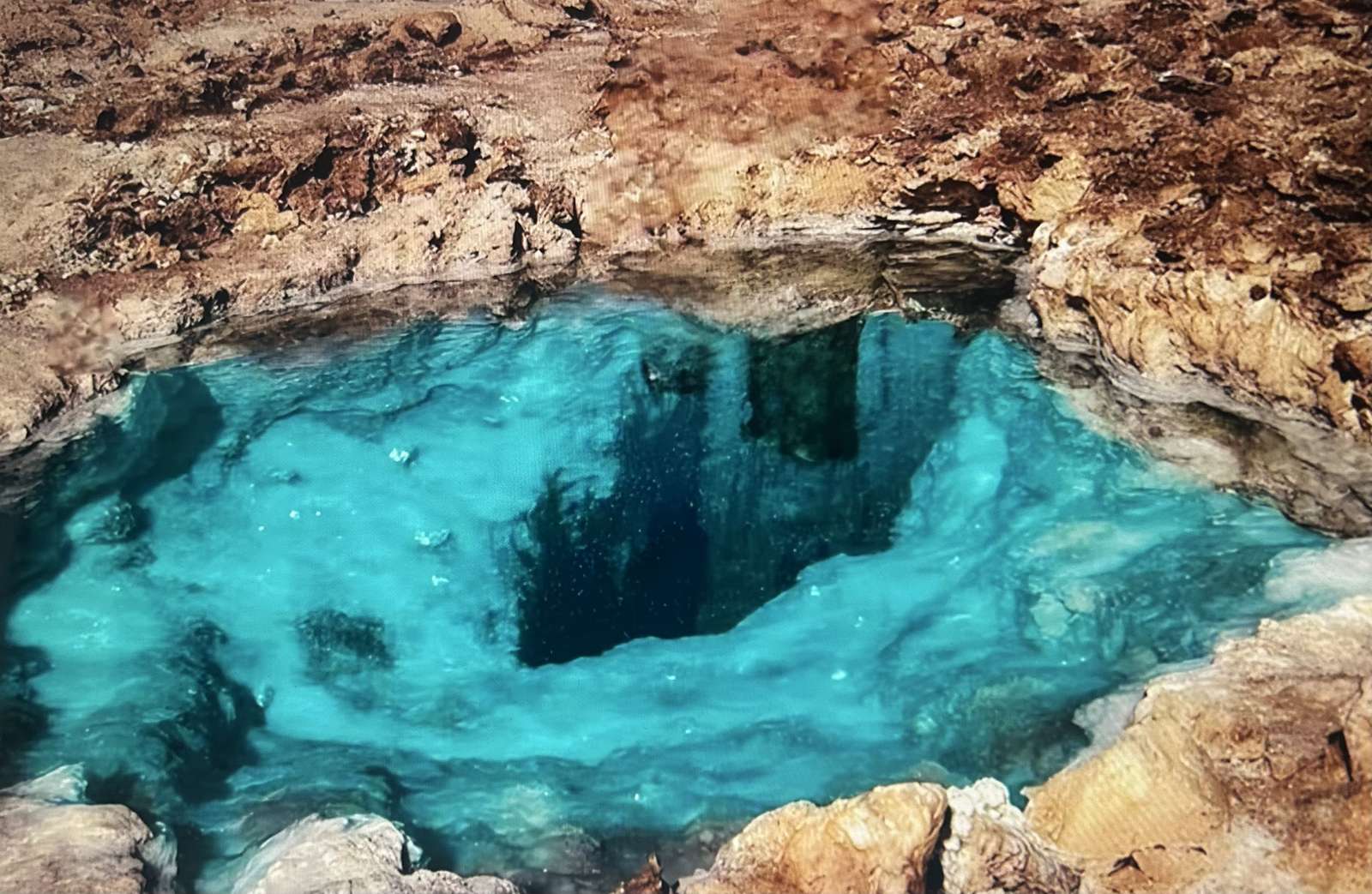 lago entre rocas - rompecabezas en línea