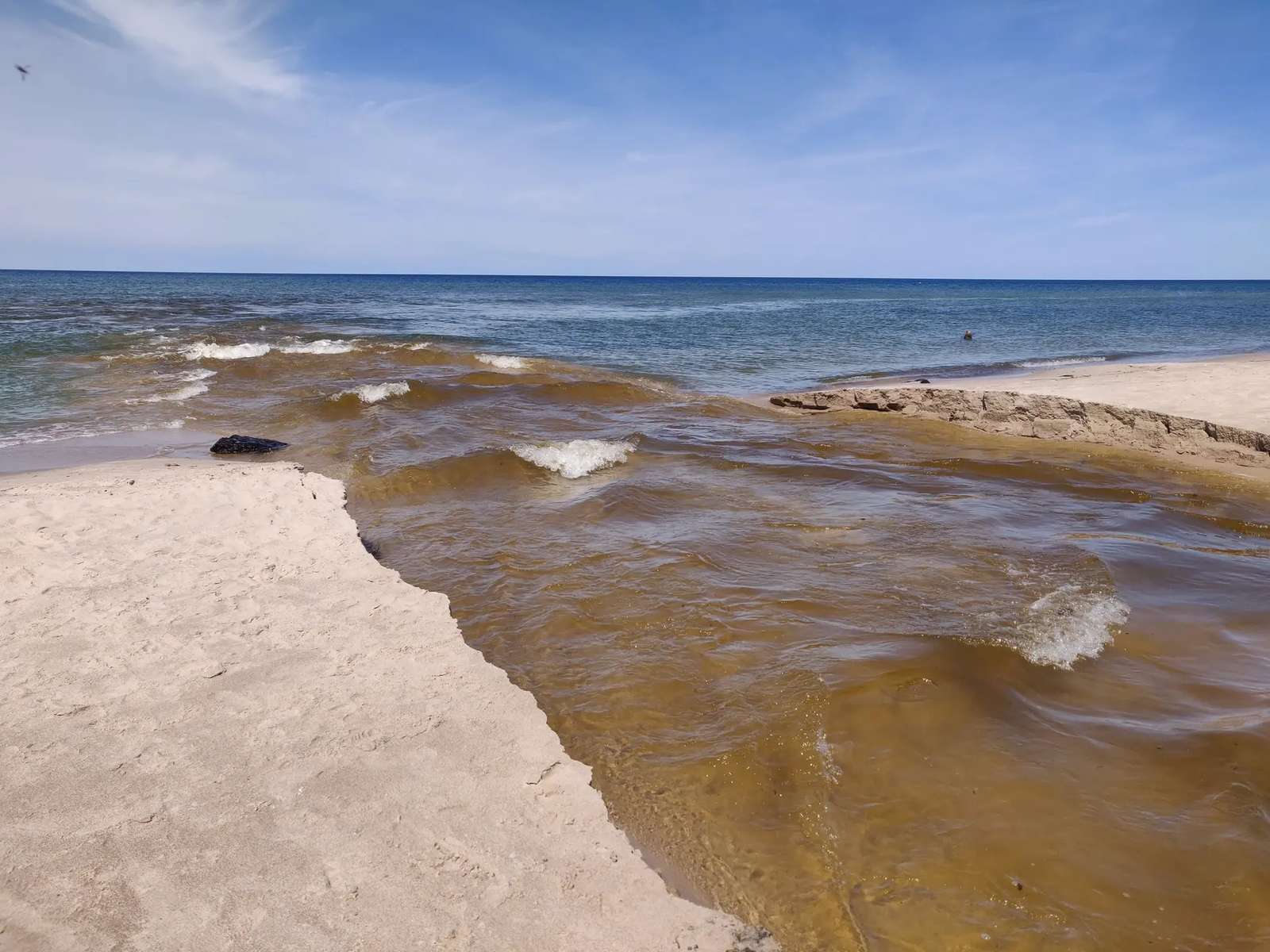 Malownicza rzeka na plaży - puzzle online